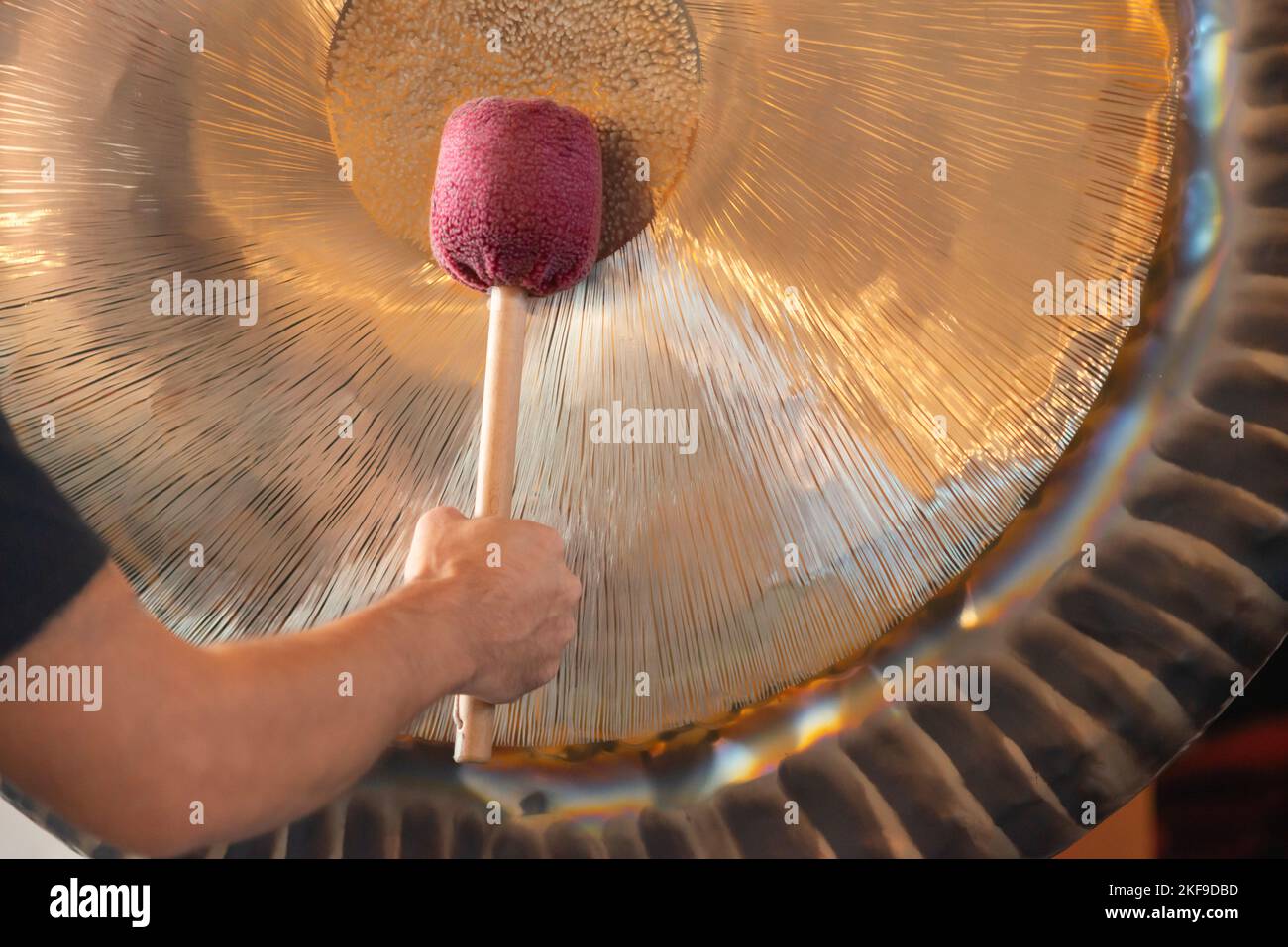 Singing gong hi-res stock photography and images - Alamy