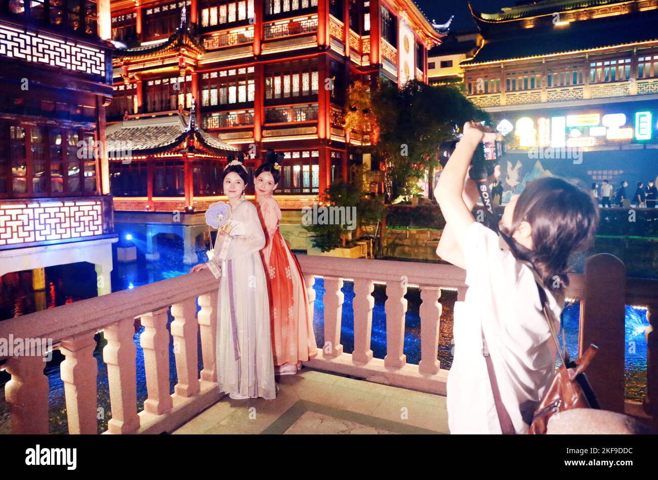 People are wearing Hanfu and taking photos at the Mid-autumn Festival ...