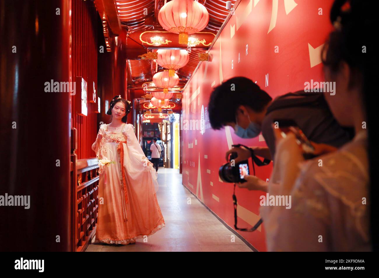 People are wearing Hanfu and taking photos at the Mid-autumn Festival ...