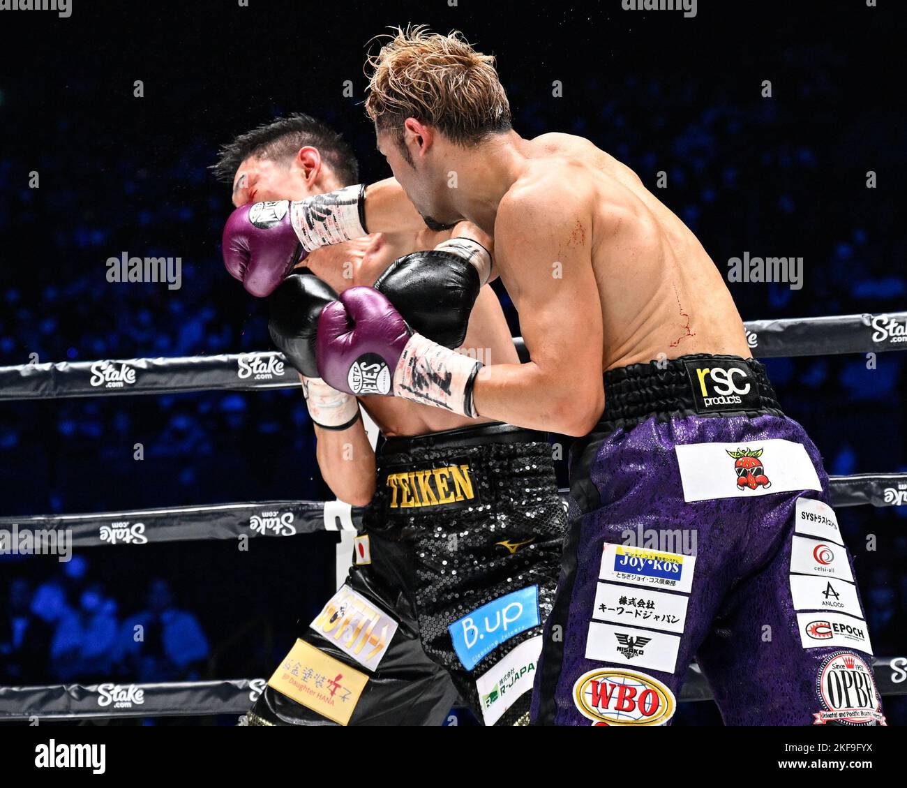 Champion Shuichiro Yoshino (purple gloves) and challenger Masayoshi ...