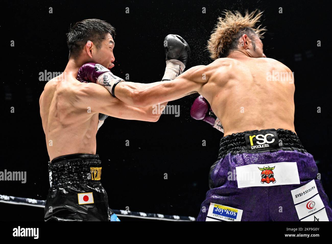 Saitama, Japan. 1st Nov, 2022. Champion Shuichiro Yoshino (purple gloves) and challenger ...