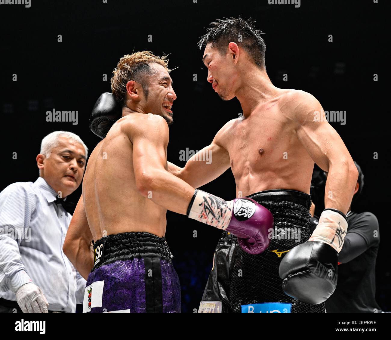 Saitama, Japan. 1st Nov, 2022. Champion Shuichiro Yoshino (purple gloves) and challenger ...