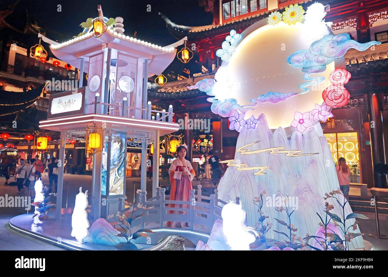 People are wearing Hanfu and taking photos at the Mid-autumn Festival ...