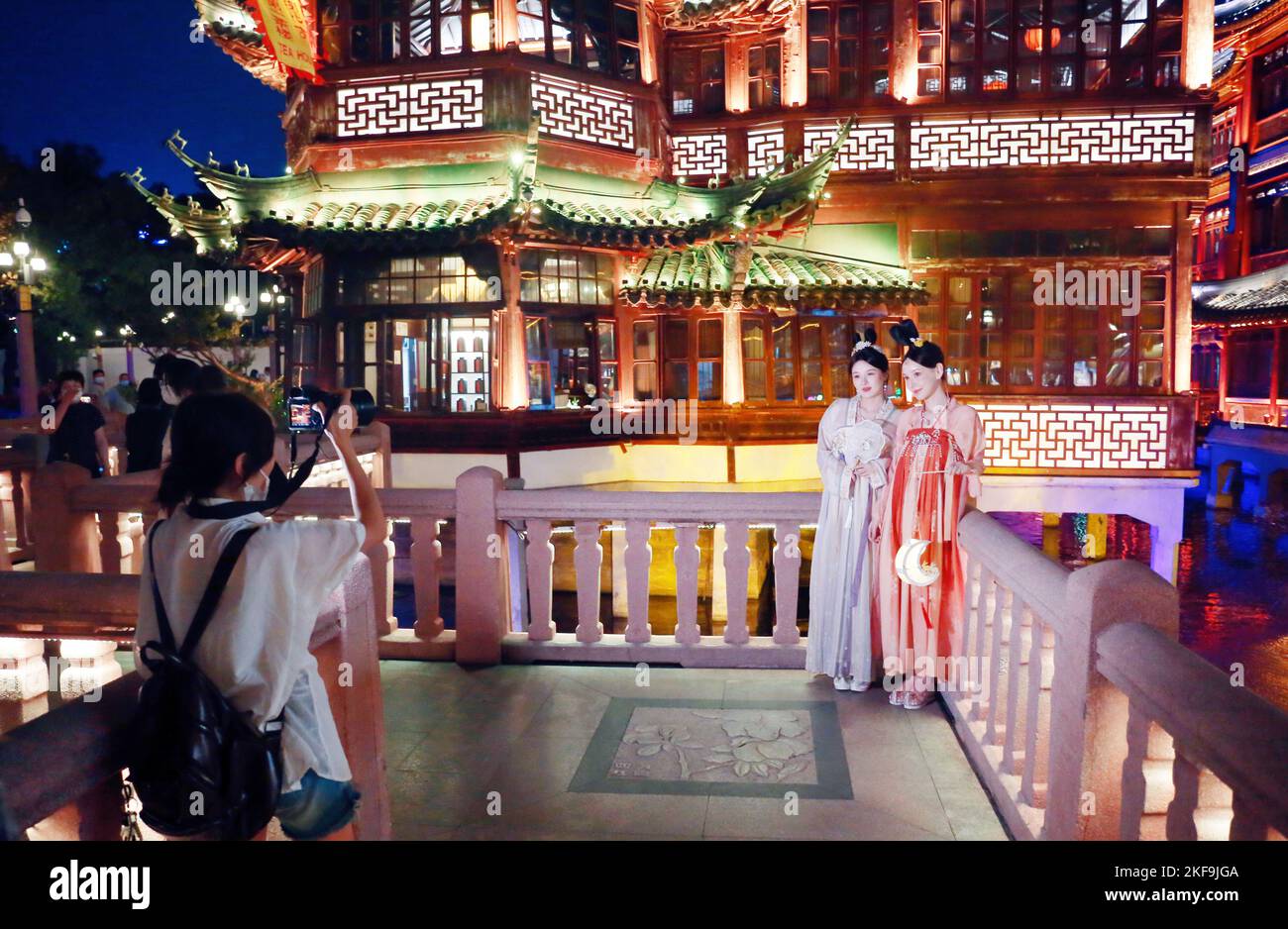People are wearing Hanfu and taking photos at the Mid-autumn Festival ...
