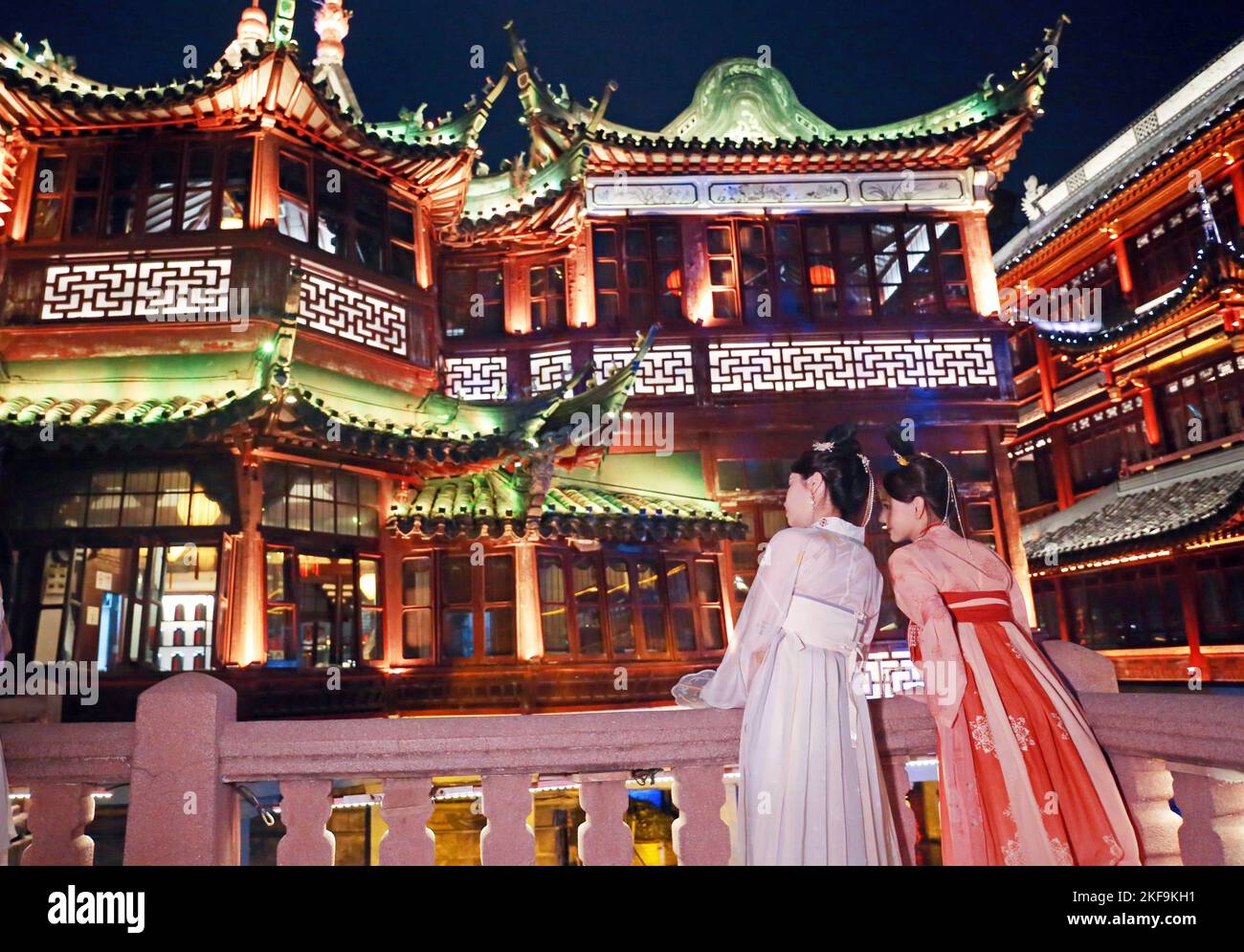 People are wearing Hanfu and taking photos at the Mid-autumn Festival ...