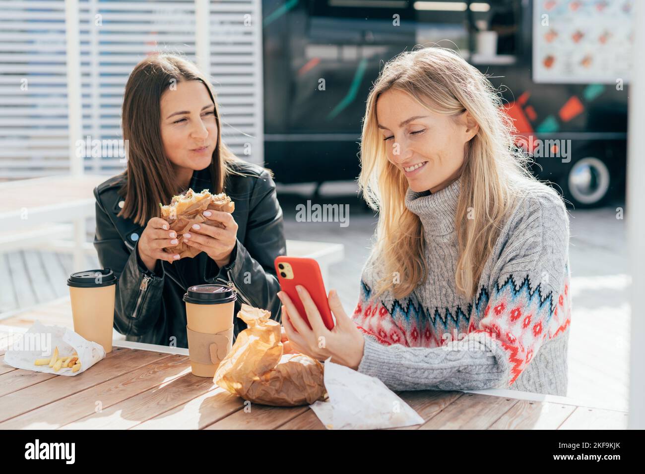 Women eating fast food outside hi-res stock photography and images - Alamy