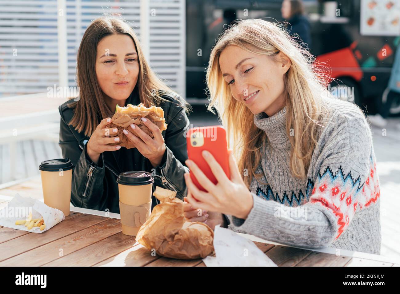 People eating food court hi-res stock photography and images - Alamy