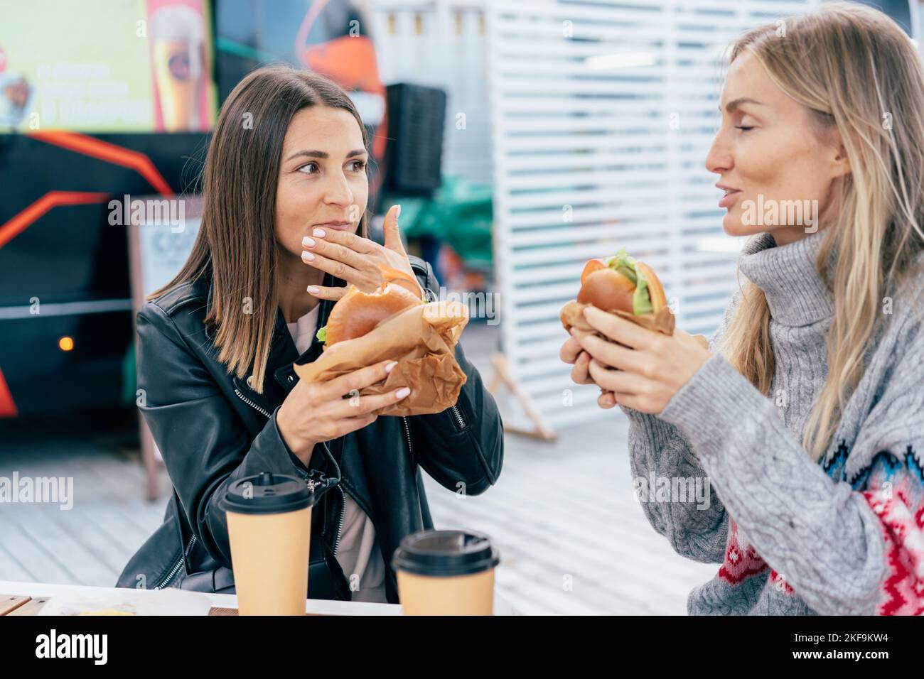 Eat burgers woman hi-res stock photography and images - Alamy