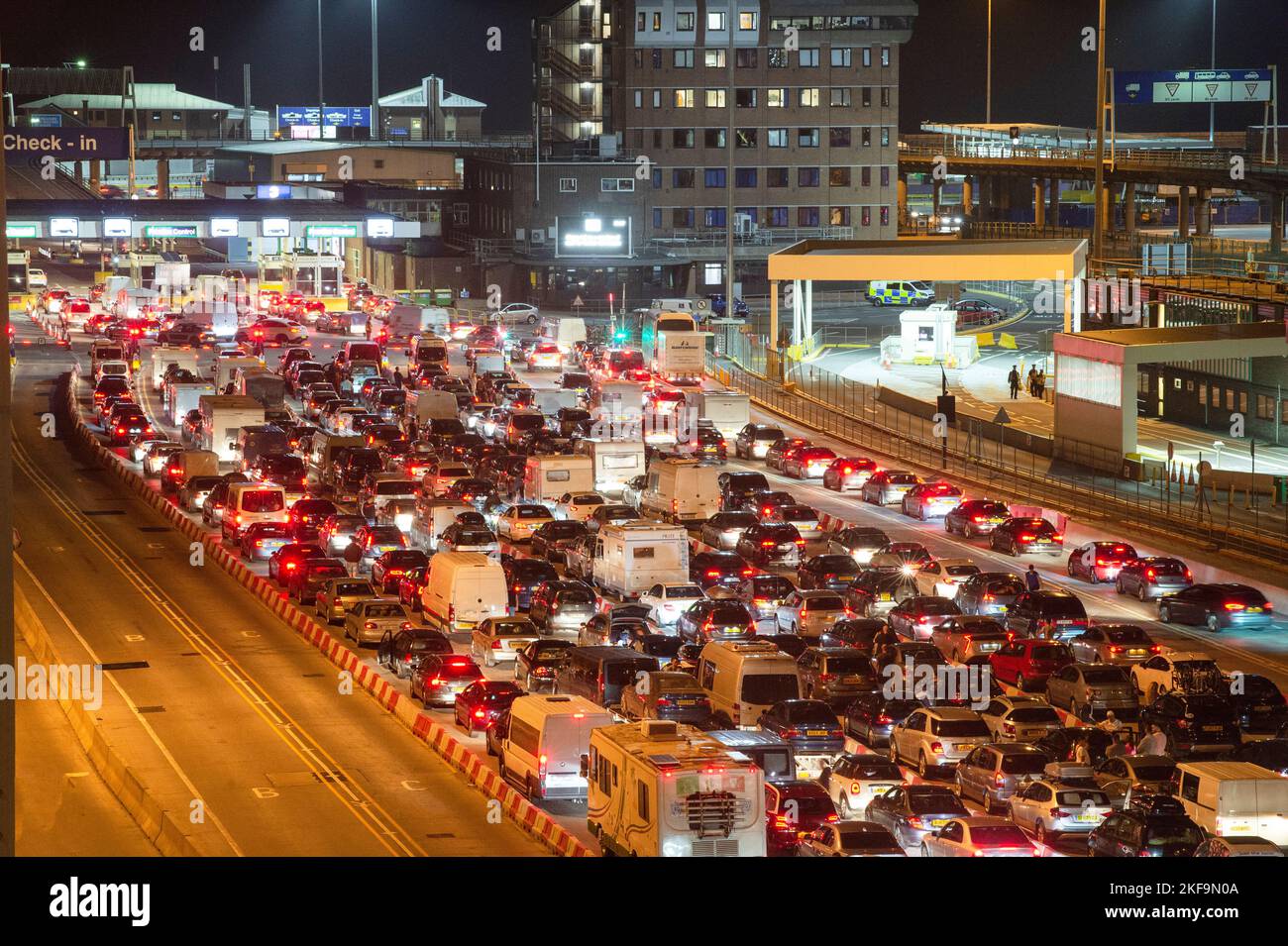 holiday traffic at the port of dover at night Stock Photo - Alamy