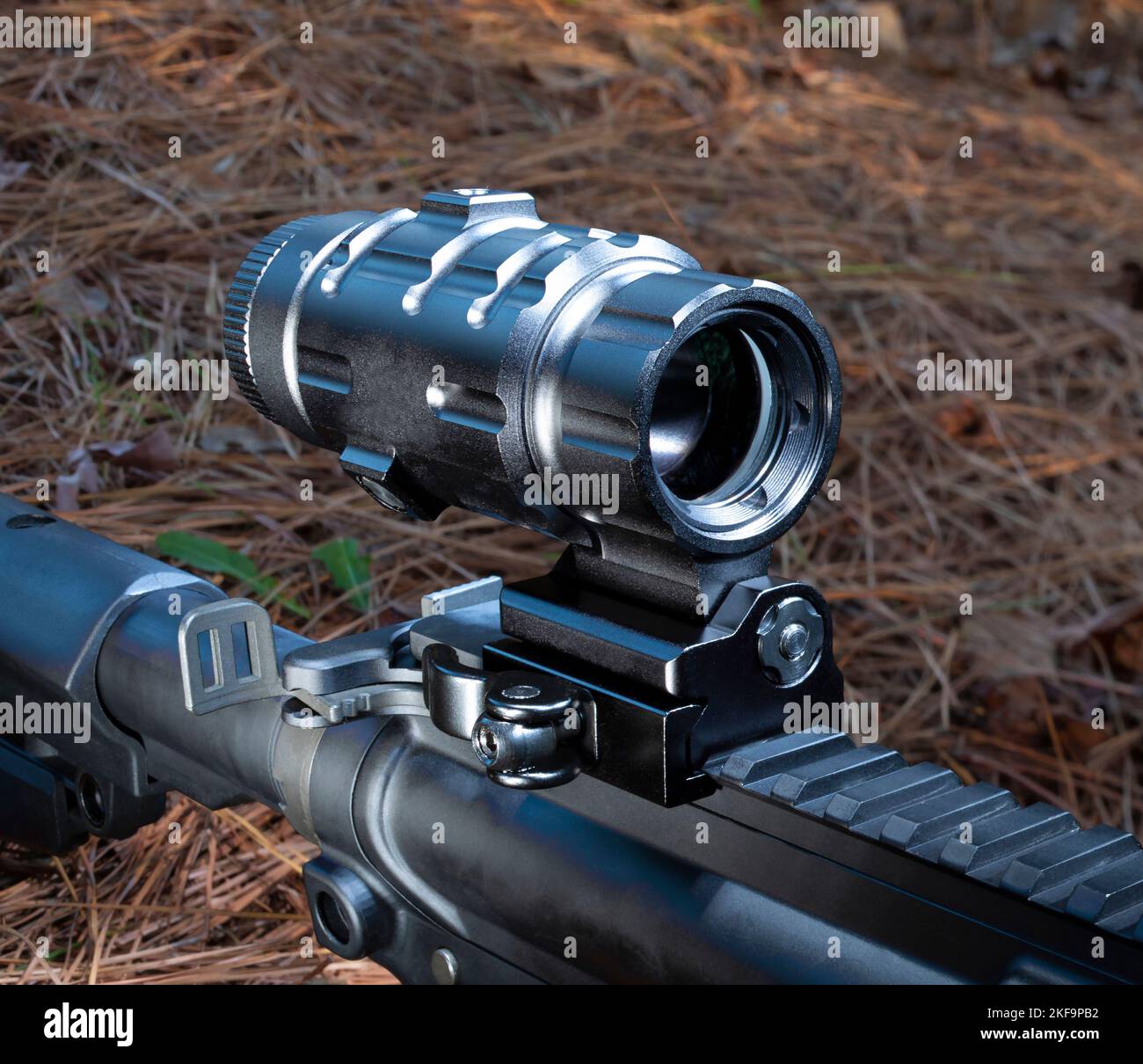 Magnifier sight on an assault rifle that is outdoors Stock Photo - Alamy