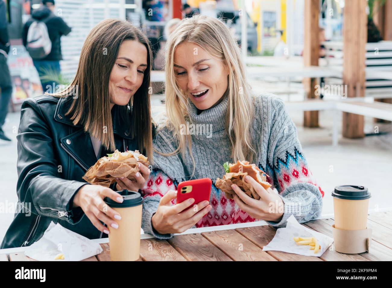 Women sitting outside eating food hi-res stock photography and images ...