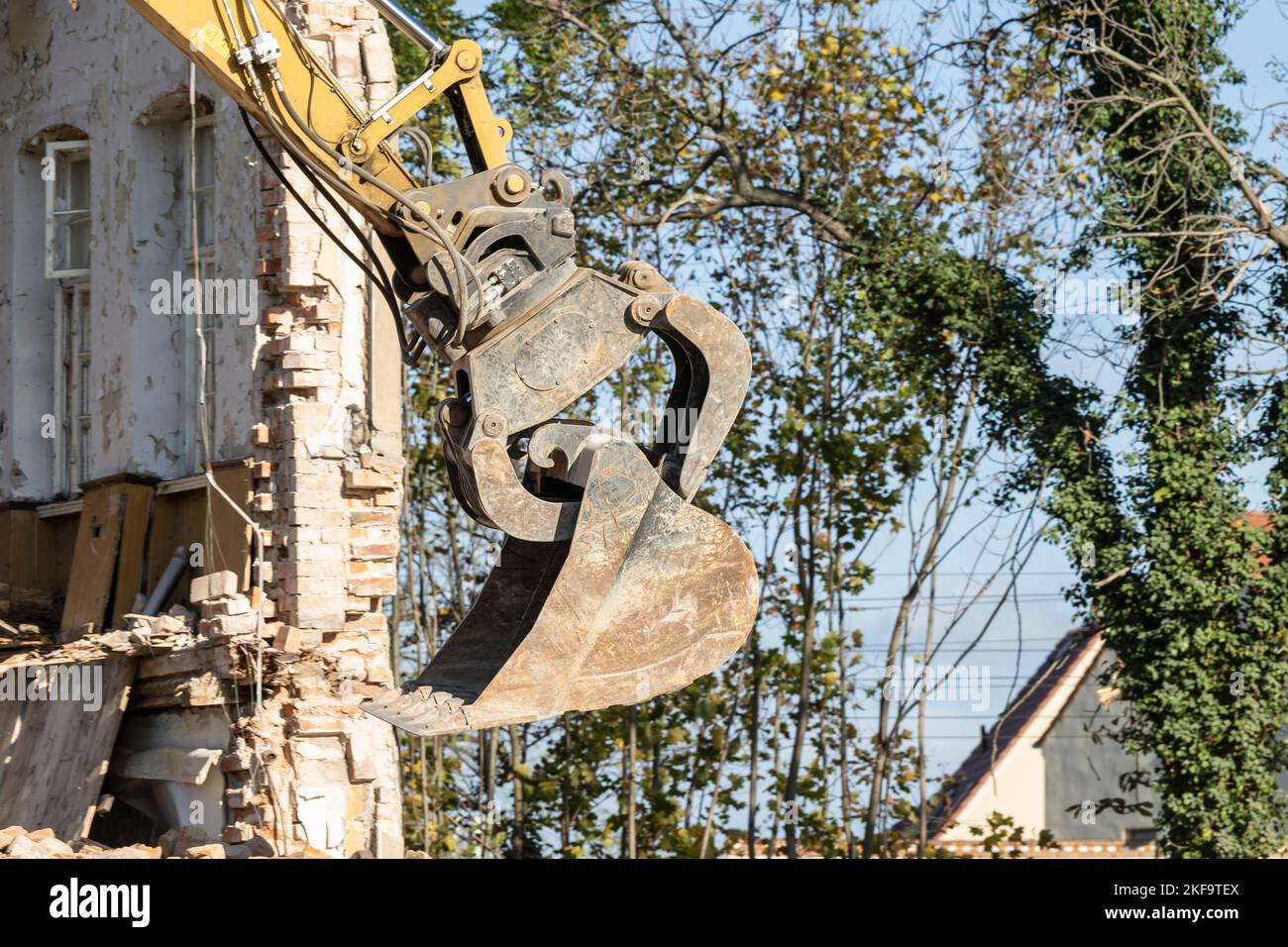 Excavator lifting hi-res stock photography and images - Alamy