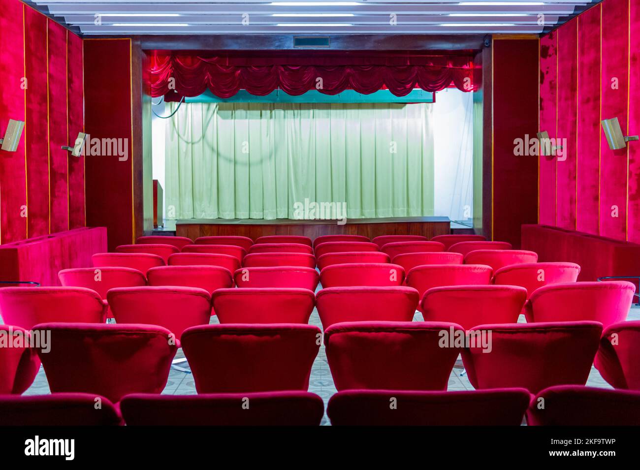 Cinema vietnam war hi-res stock photography and images - Alamy