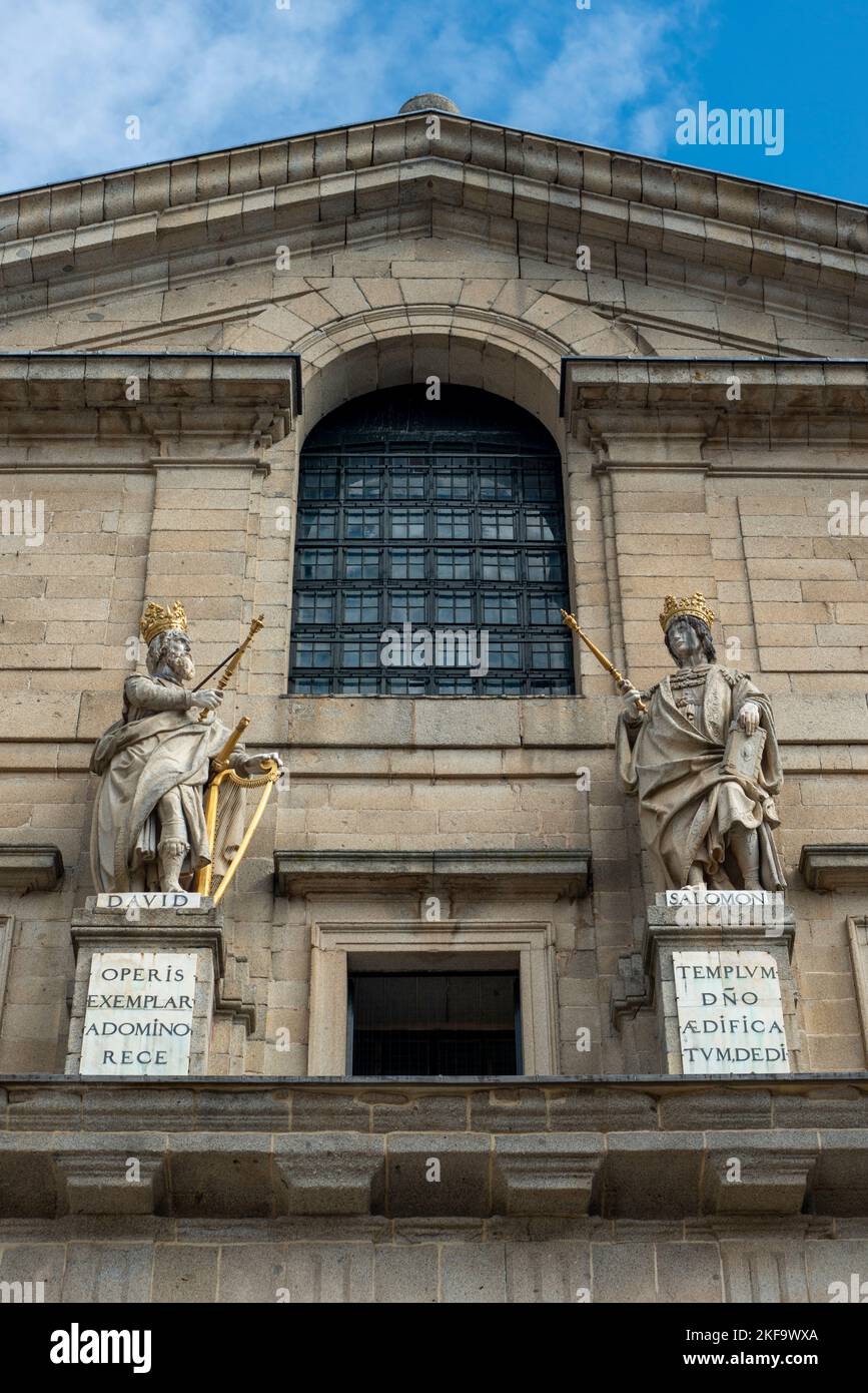 Statues of kings on the granite façade of one of the entrances to the ...