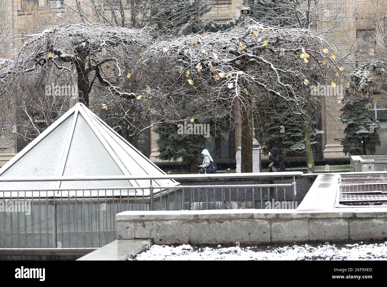 Non Exclusive: KYIV, UKRAINE - NOVEMBER 17, 2022 - The first snow ...