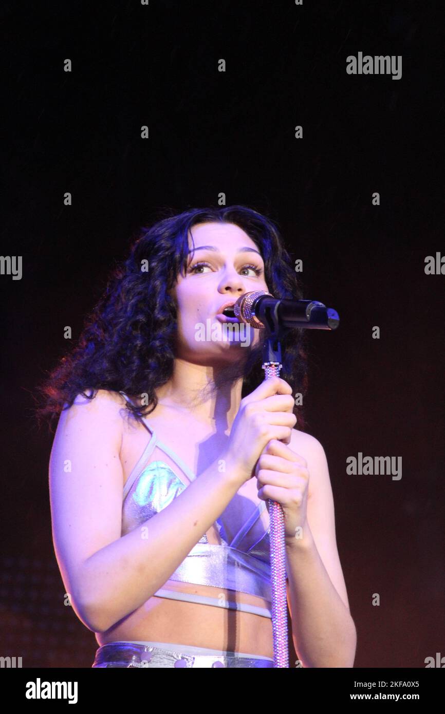 Jessie j on stage hi-res stock photography and images - Alamy
