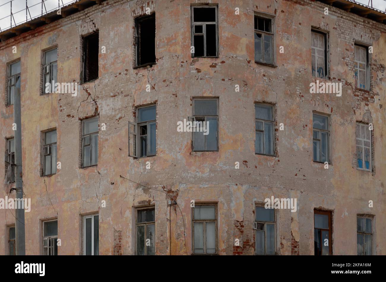 Old ruined brick apartment building hi-res stock photography and images ...