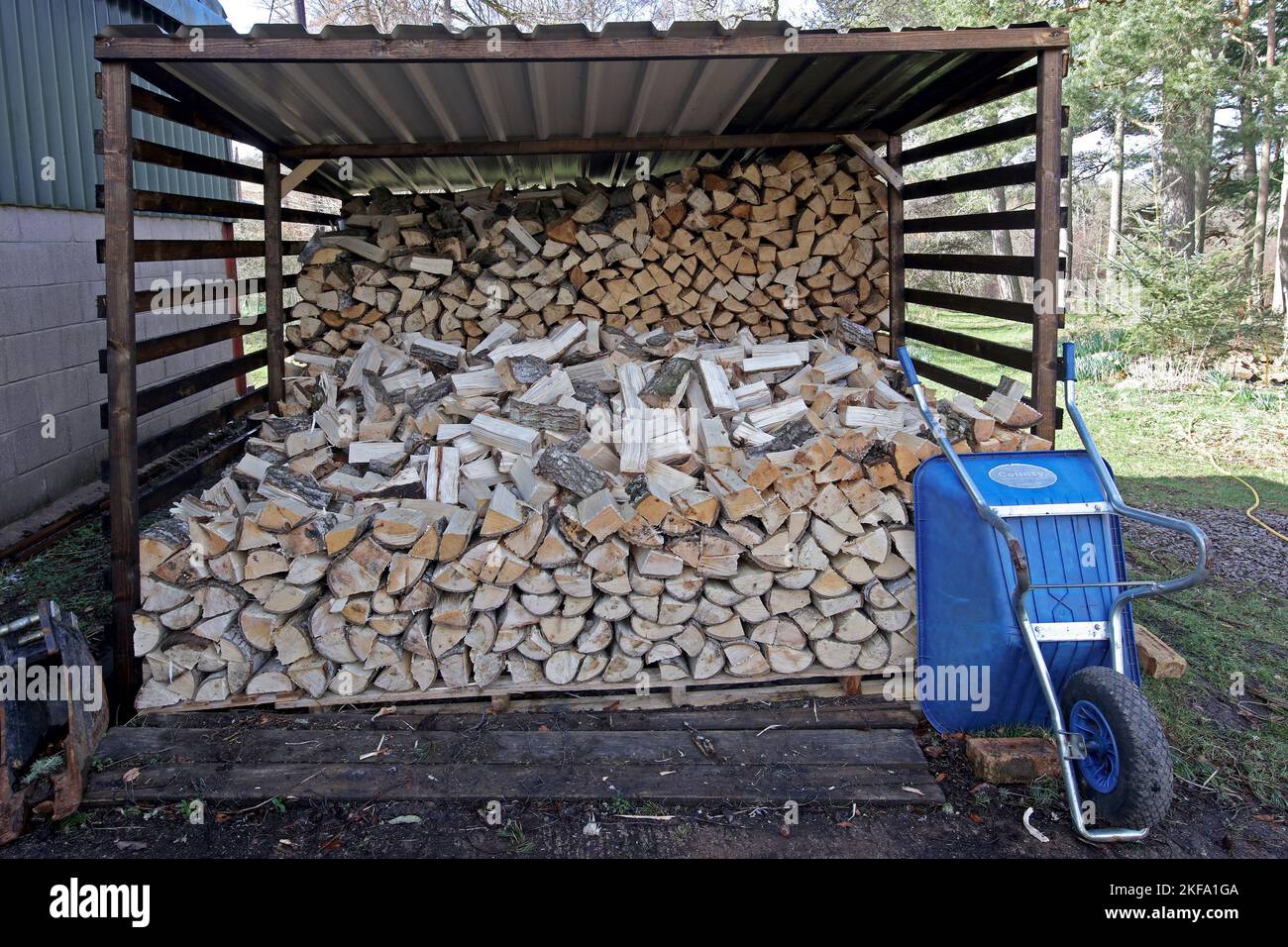 Log store winter hi-res stock photography and images - Alamy