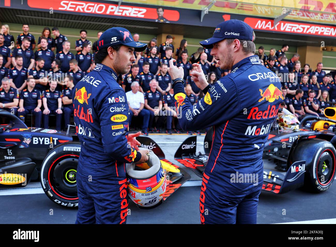 Abu Dhabi, UAE. 17/11/2022, (L to R): Sergio Perez (MEX) Red Bull ...