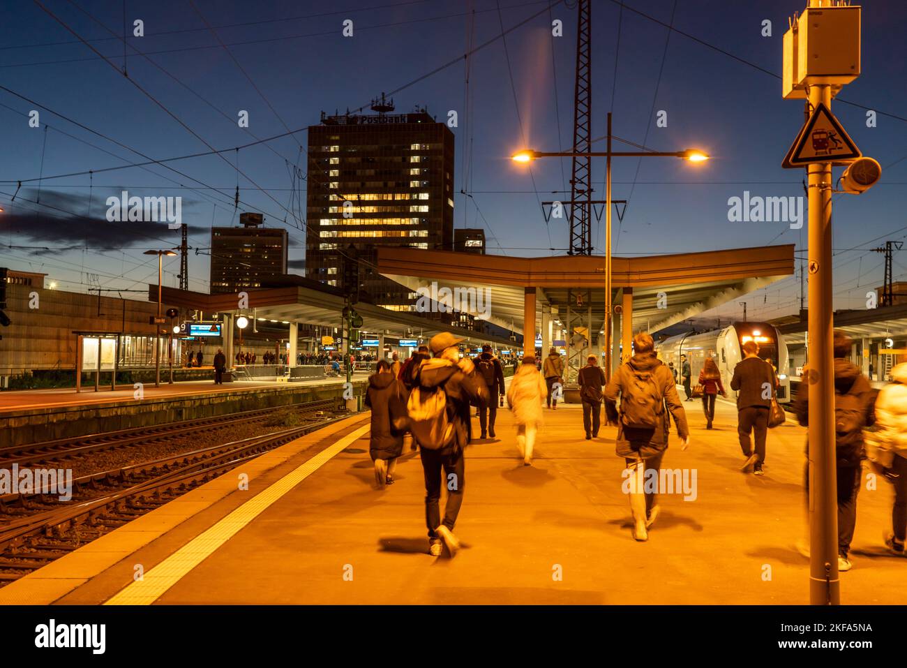 Train station, local train, passengers on their way to the train, Essen ...