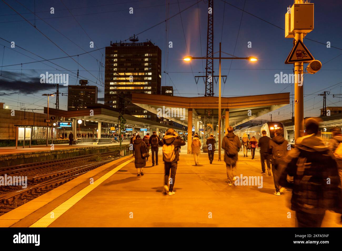 Train station, local train, passengers on their way to the train, Essen ...