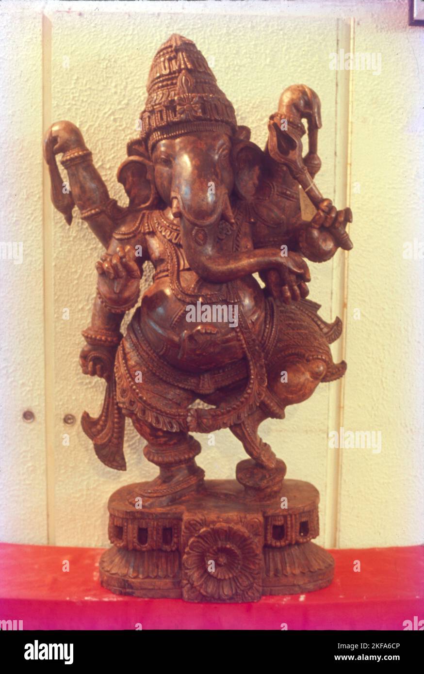 Standing ganesh idol hi-res stock photography and images - Alamy