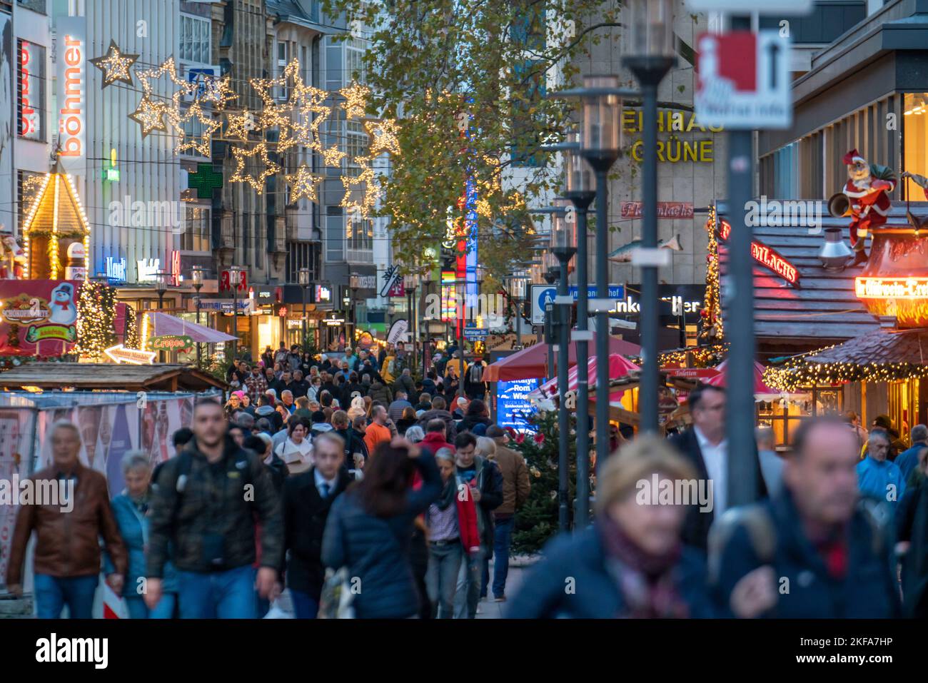 Pre-Christmas period, Kettwiger Straße, pedestrian zone, crowded ...