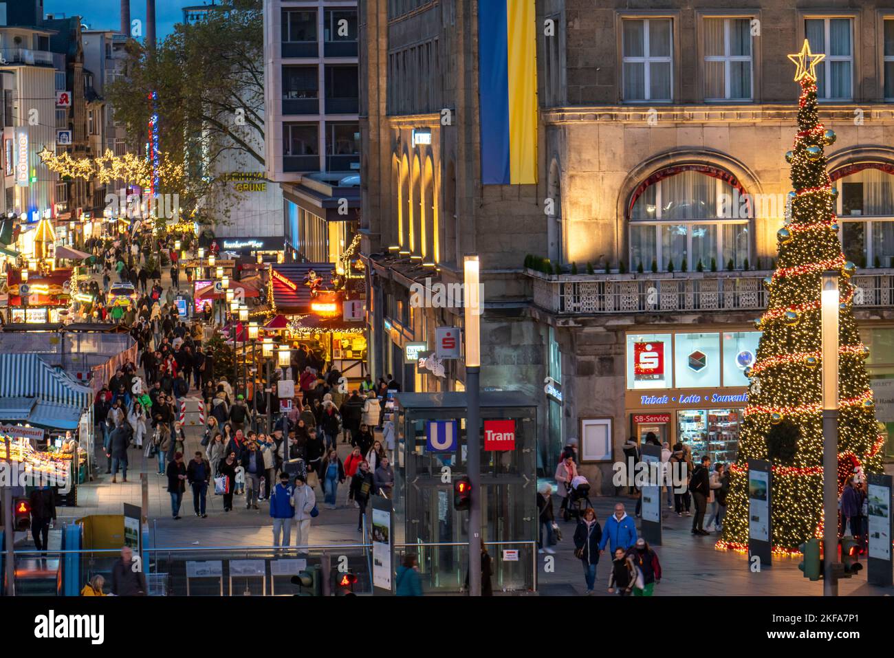 Pre-Christmas period, Kettwiger Straße, pedestrian zone, crowded ...