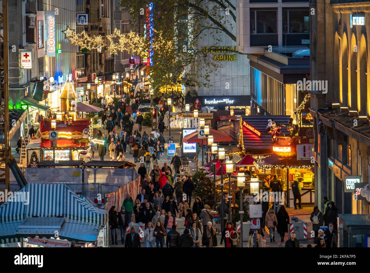 Pre-Christmas period, Kettwiger Straße, pedestrian zone, crowded ...