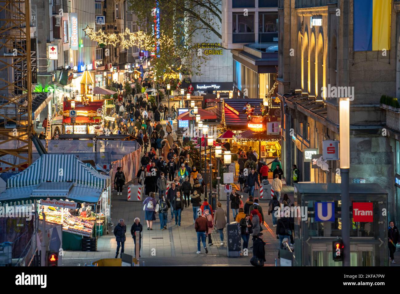 Pre-Christmas period, Kettwiger Straße, pedestrian zone, crowded ...