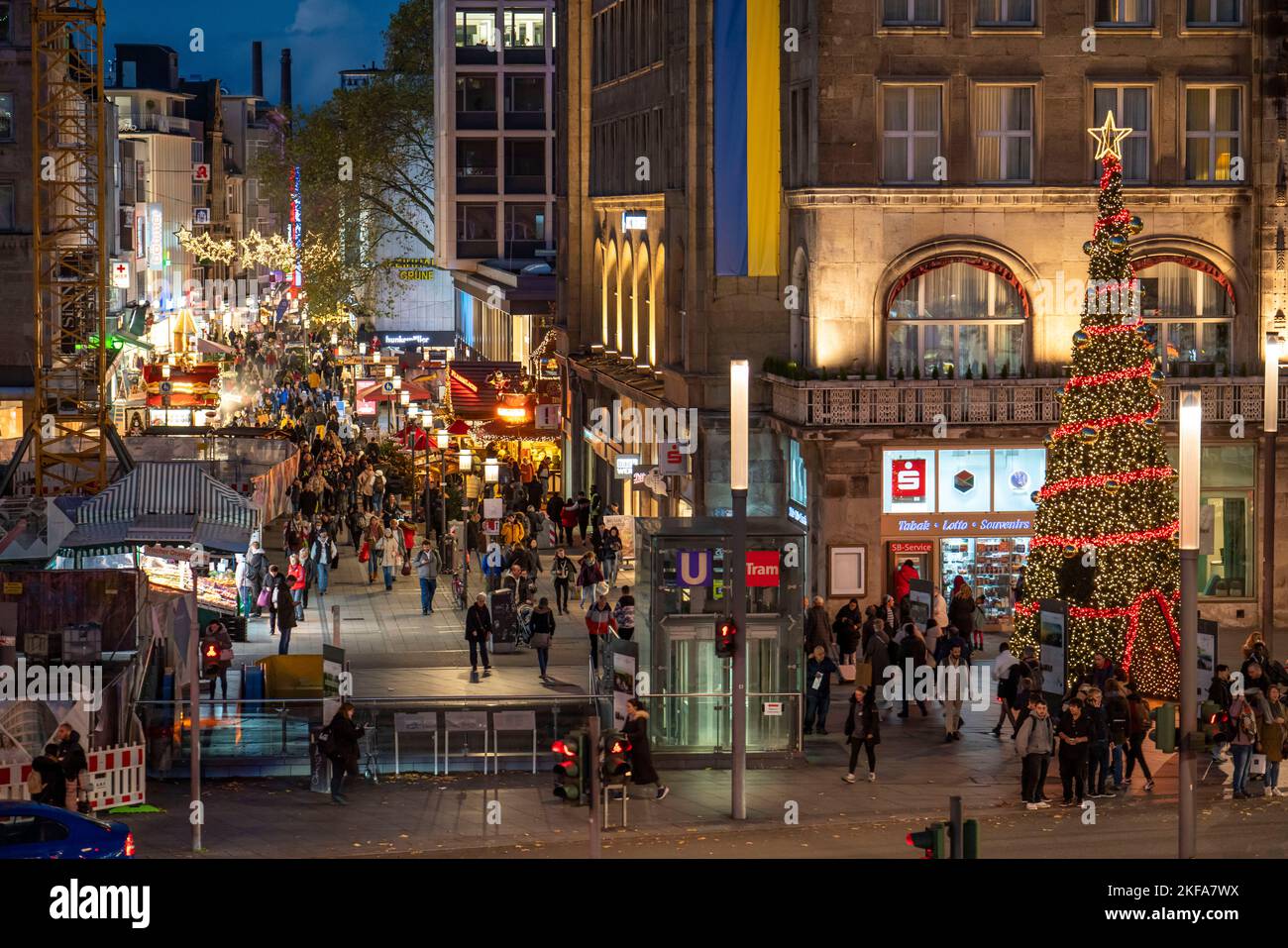 Pre-Christmas period, Kettwiger Straße, pedestrian zone, crowded ...
