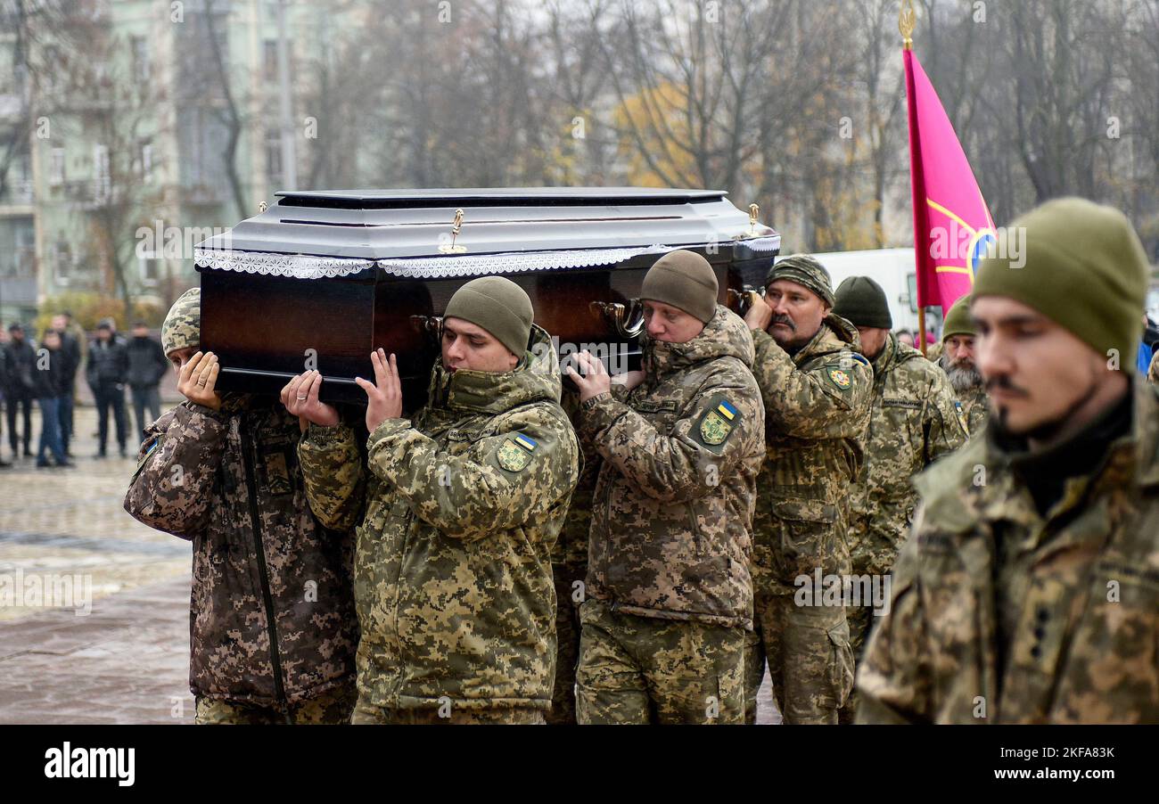 Non Exclusive: KYIV, UKRAINE - NOVEMBER 16, 2022 - Servicemen carry the ...