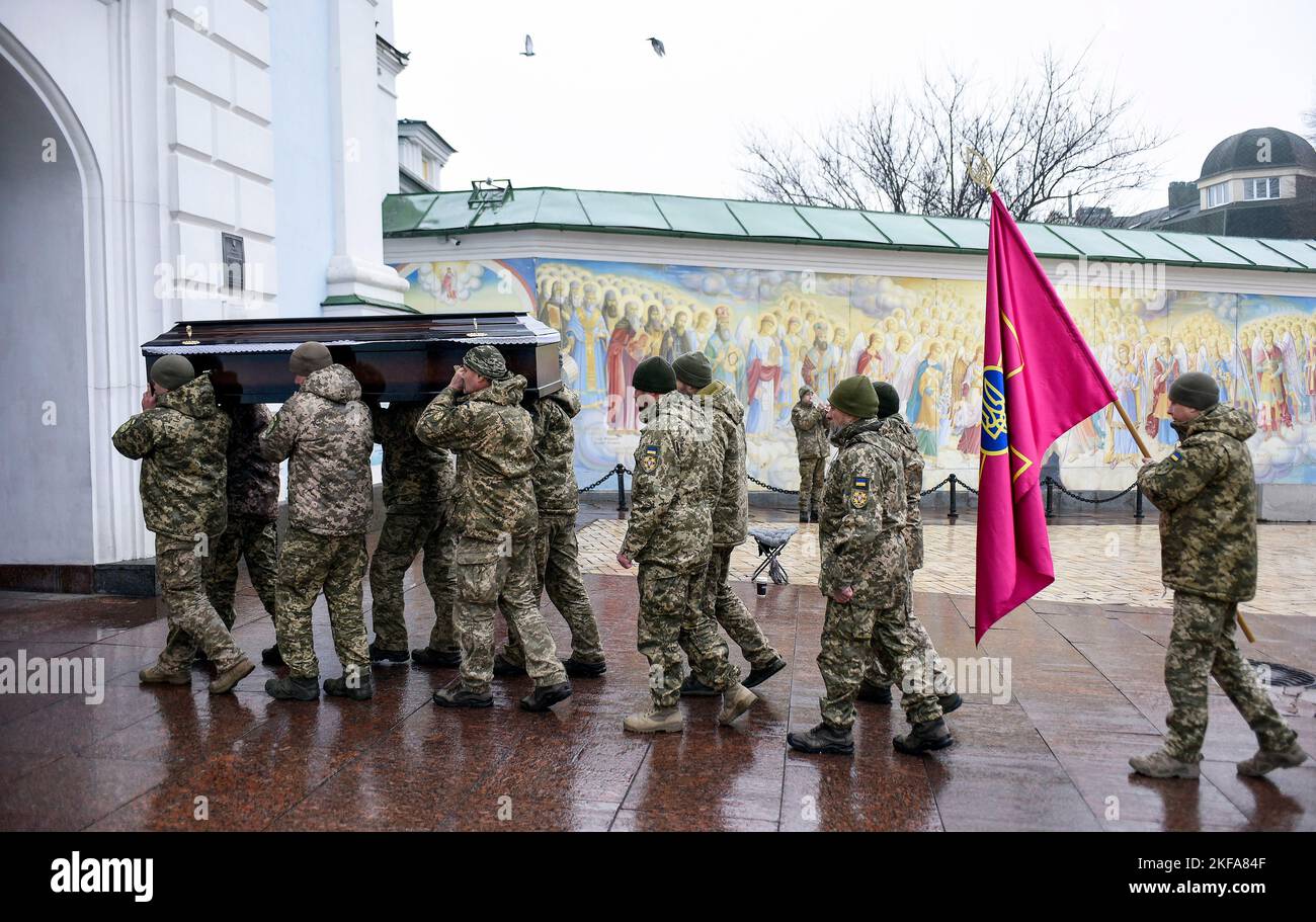 Non Exclusive: KYIV, UKRAINE - NOVEMBER 16, 2022 - Servicemen carry the ...