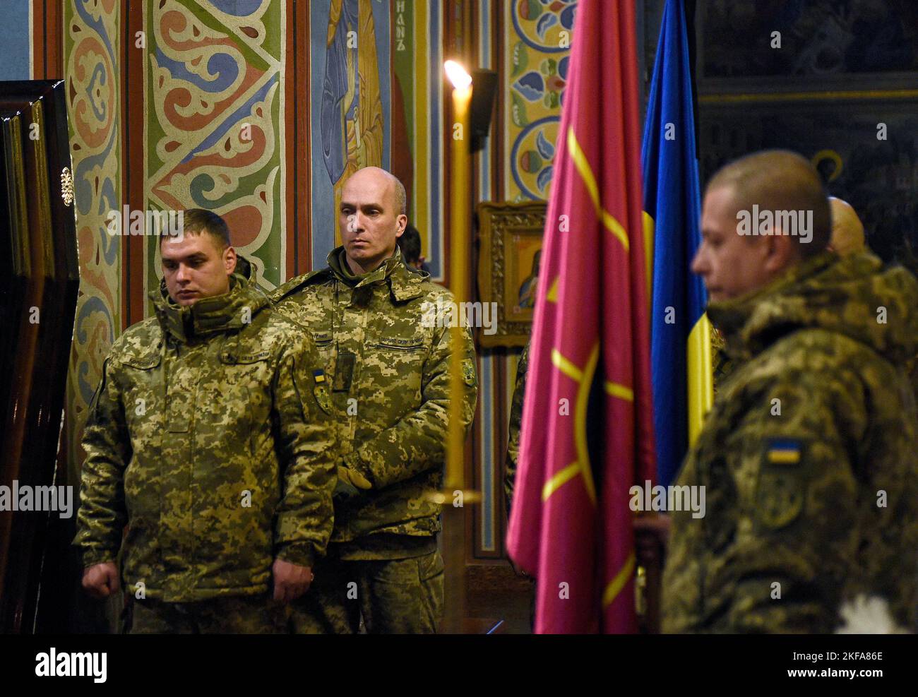 Non Exclusive: KYIV, UKRAINE - NOVEMBER 16, 2022 - Servicemen pay their ...