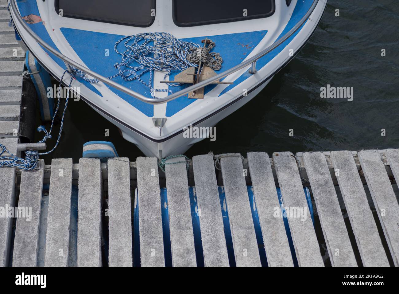 Boats docked shore river hi-res stock photography and images - Alamy