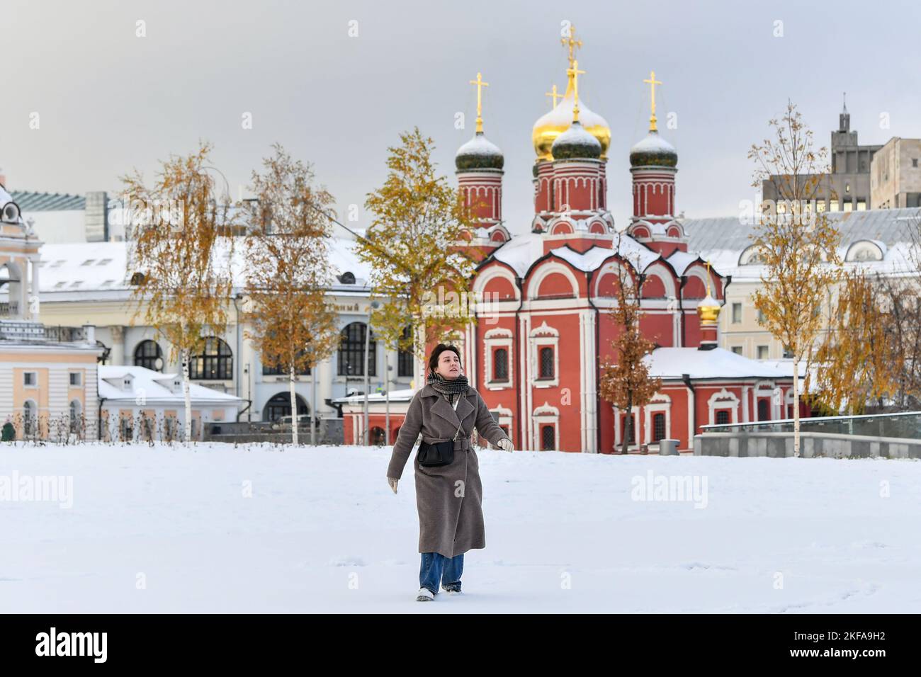 Moscow, Russia. 17th Nov, 2022. A woman walks in snow in Moscow, Russia ...