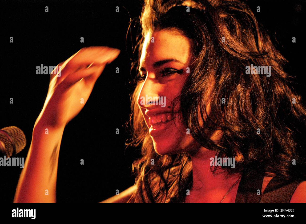 Amy winehouse barfly hi-res stock photography and images - Alamy