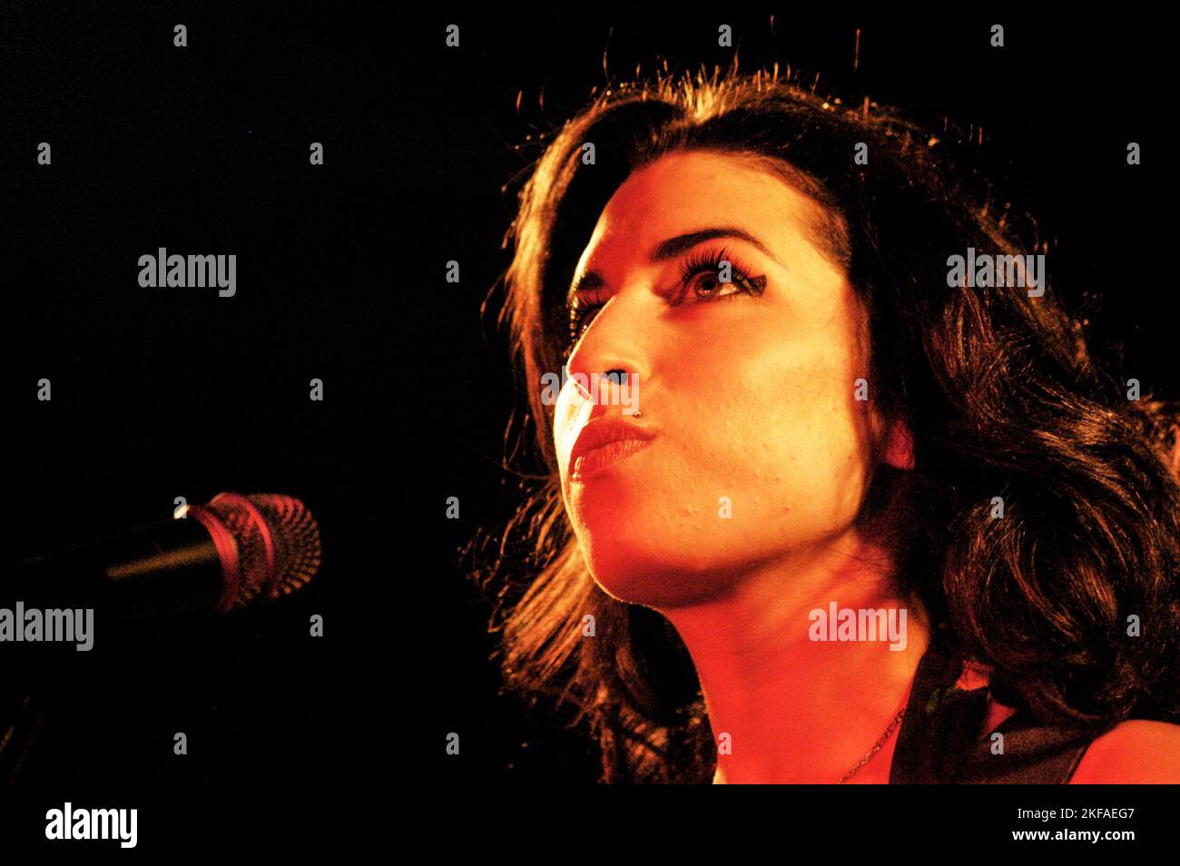 Amy winehouse barfly hi-res stock photography and images - Alamy