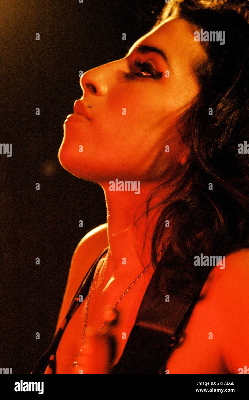 Amy winehouse barfly hi-res stock photography and images - Alamy