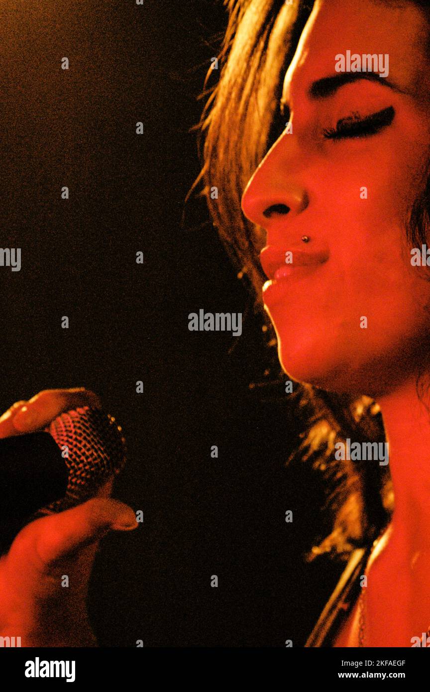 Amy winehouse barfly hi-res stock photography and images - Alamy