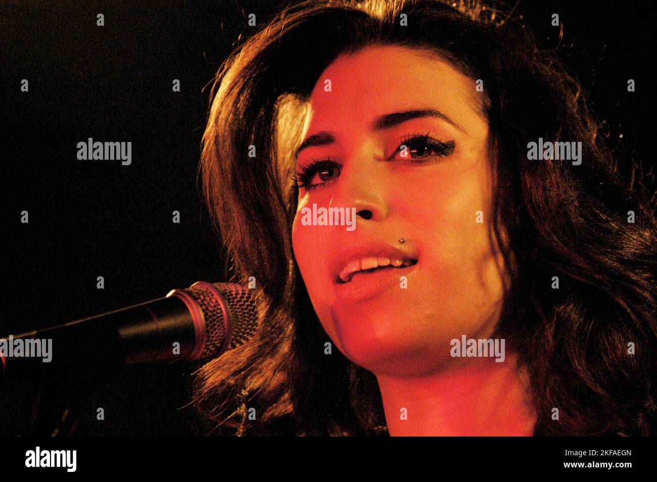 Amy winehouse barfly hi-res stock photography and images - Alamy