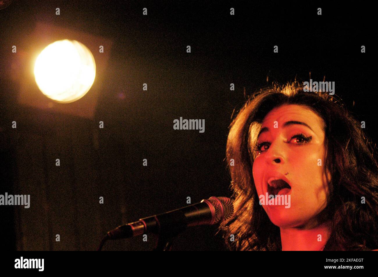 Amy winehouse barfly hi-res stock photography and images - Alamy