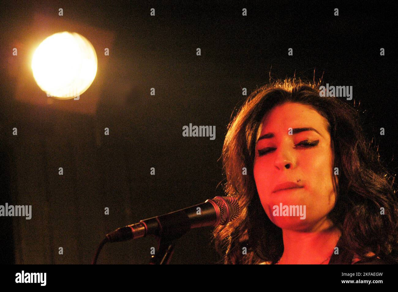 Amy winehouse barfly hi-res stock photography and images - Alamy