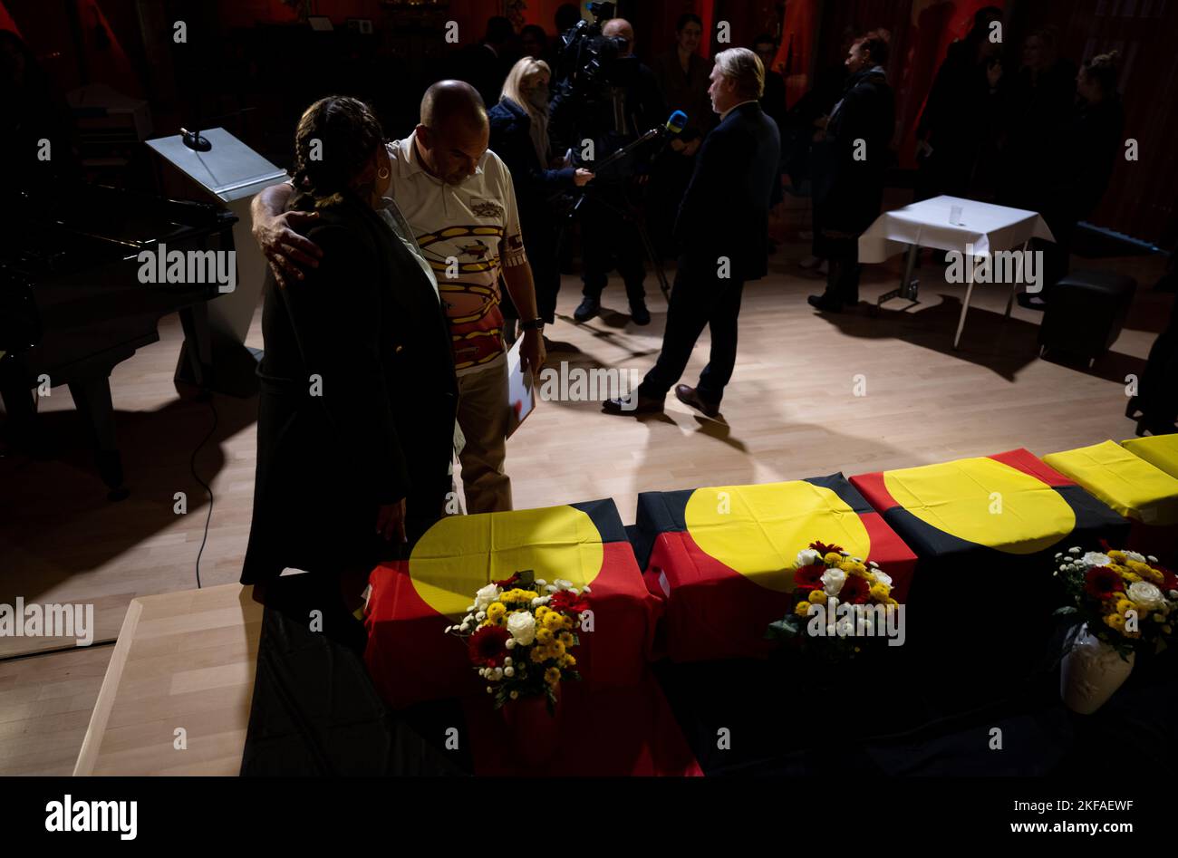 17 November 2022, Saxony, Leipzig: Rowena Welsh (l) and Nathan Moran ...