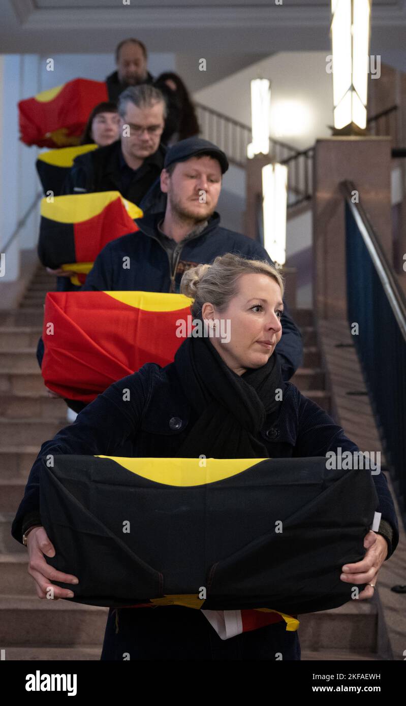 17 November 2022, Saxony, Leipzig: Employees of the Grassi Museum für ...