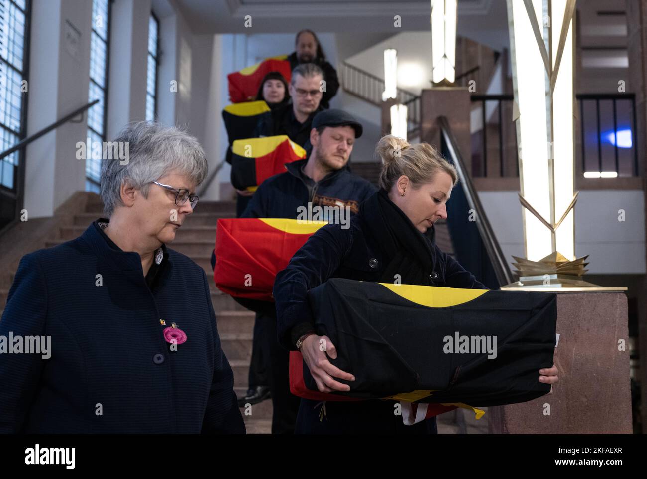 17 November 2022, Saxony, Leipzig: Employees of the Grassi Museum für ...