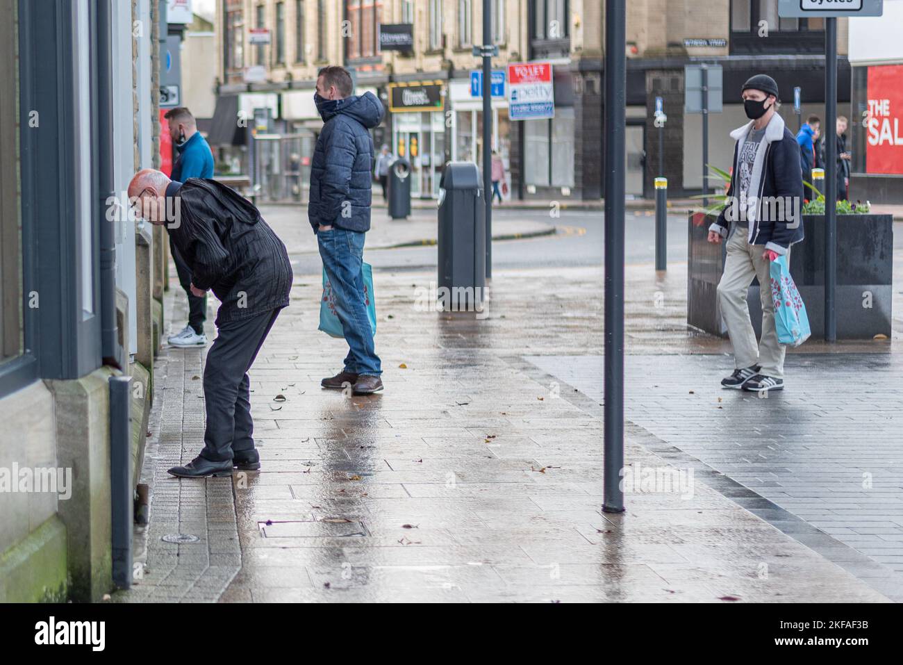 Que at cash machine hi-res stock photography and images - Alamy