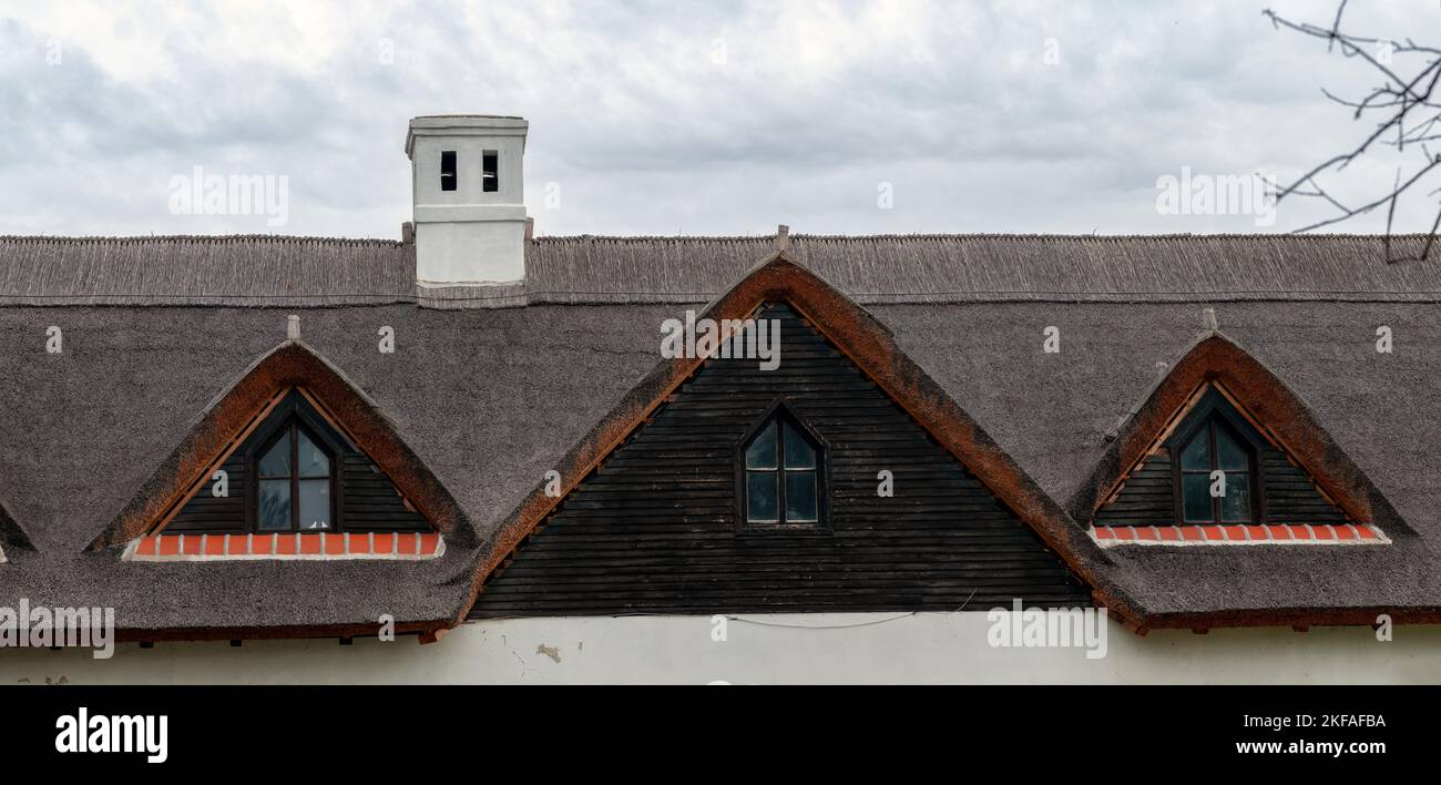 Old thatched farm buildings hi-res stock photography and images - Alamy