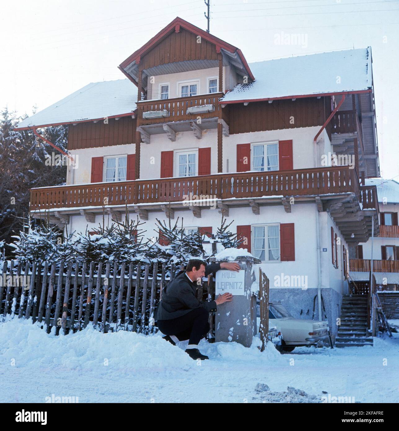 Harald Leipnitz, deutscher Schauspieler, vor seinem Anwesen bei München ...