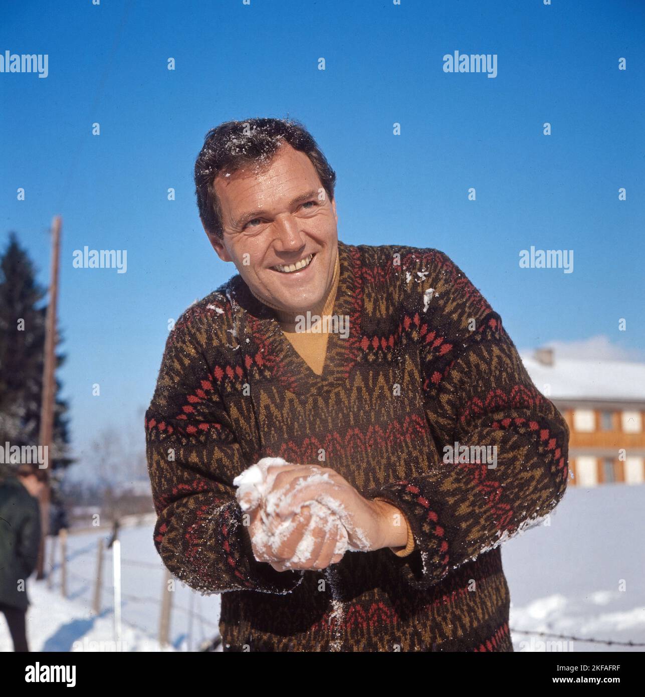 Harald Leipnitz, deutscher Schauspieler, tobt im Schnee bei München ...